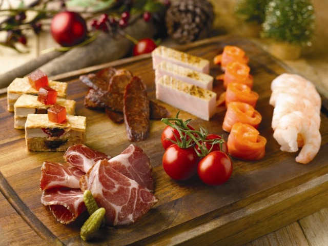 Cafe Noel Christmas | Christmas Sweets and Platters | Honeycombers